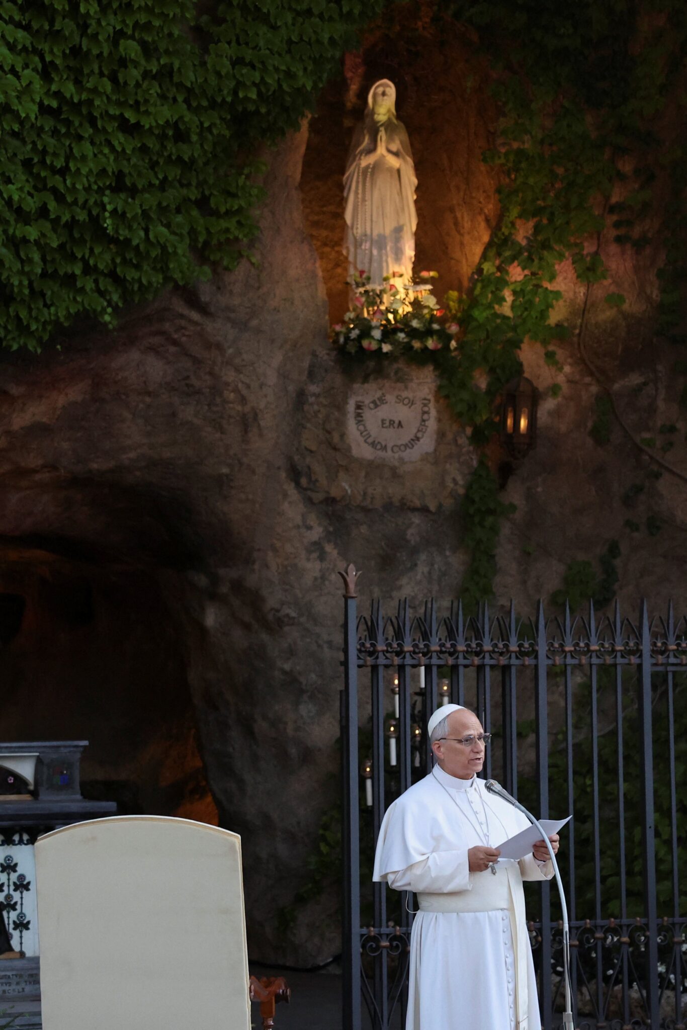 Pope encourages discovery of the life of God the Trinity